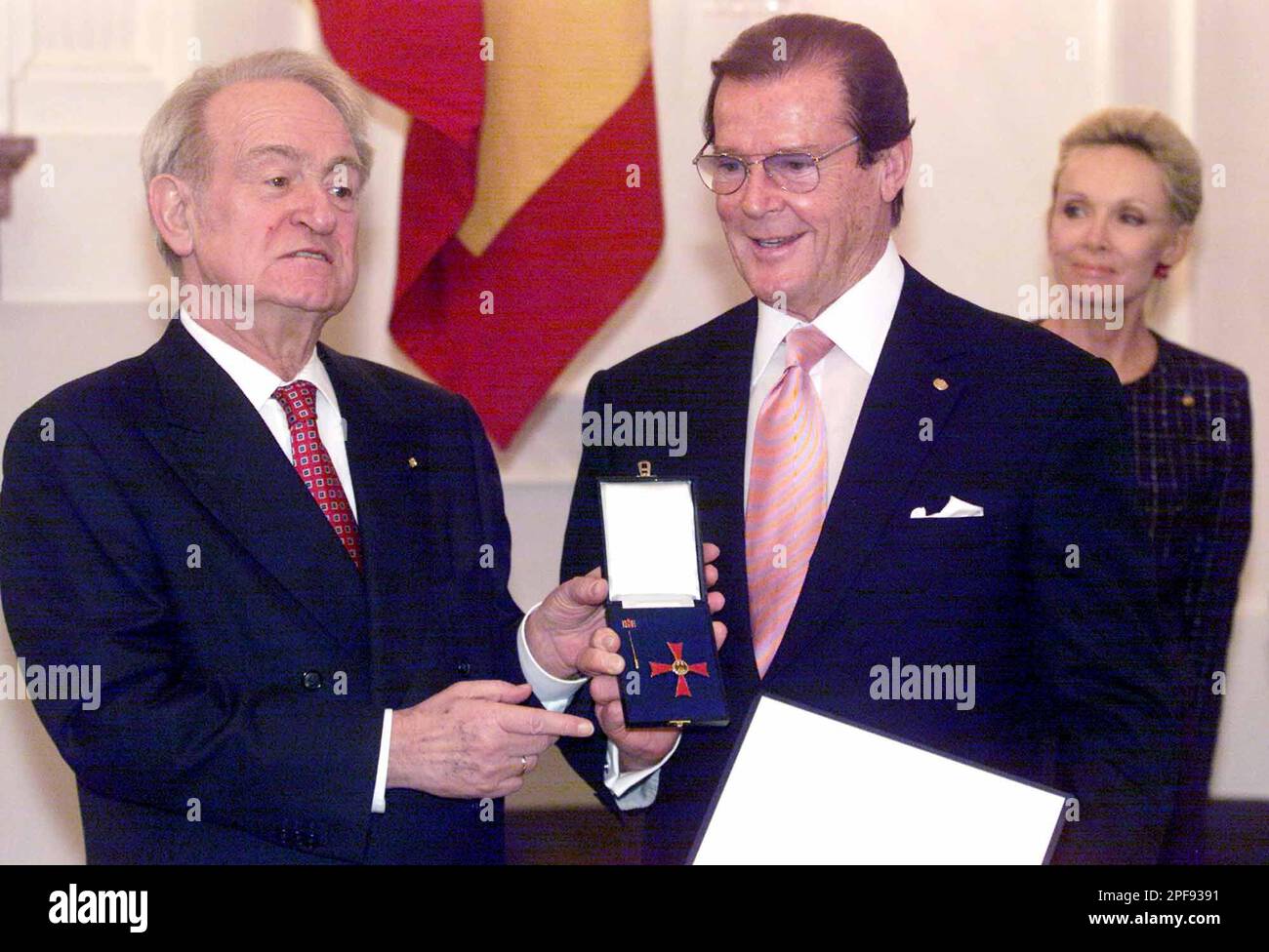 Bundespraesident Johannes Rau, left, uebergibt das Bundesverdienstkreuz ...