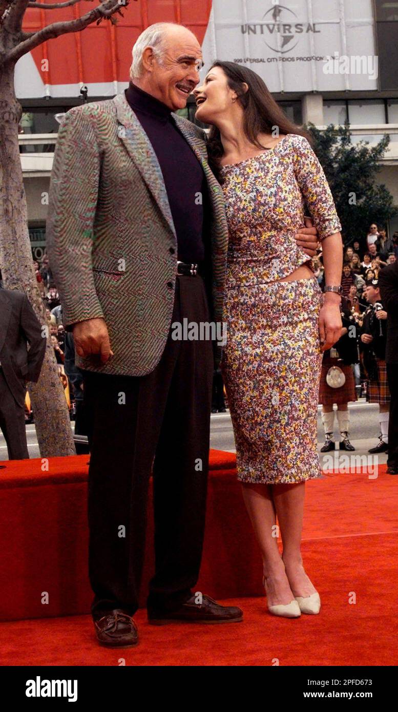 Screen legend Sean Connery poses with "Entrapment" co-star Catherine ...