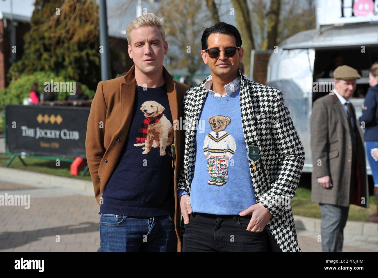 Le folle entrano nell'ippodromo, tra cui Gareth Locke e il marito Ollie ...