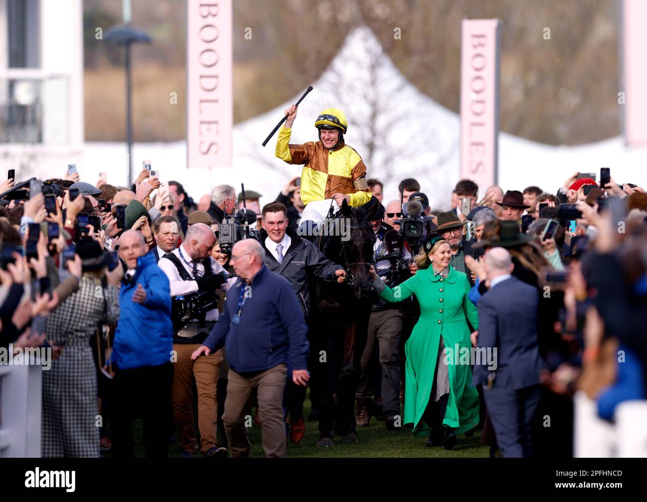 Il proprietario Audrey Turley conduce Galopin Des Champs guidato dal ...