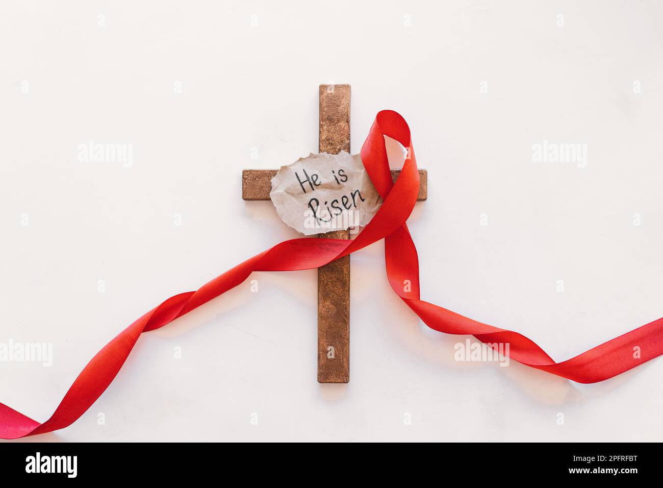 Croce con un nastro rosso, un simbolo di Cristo. Crocifissione di Gesù Cristo. Pasqua Foto stock ...