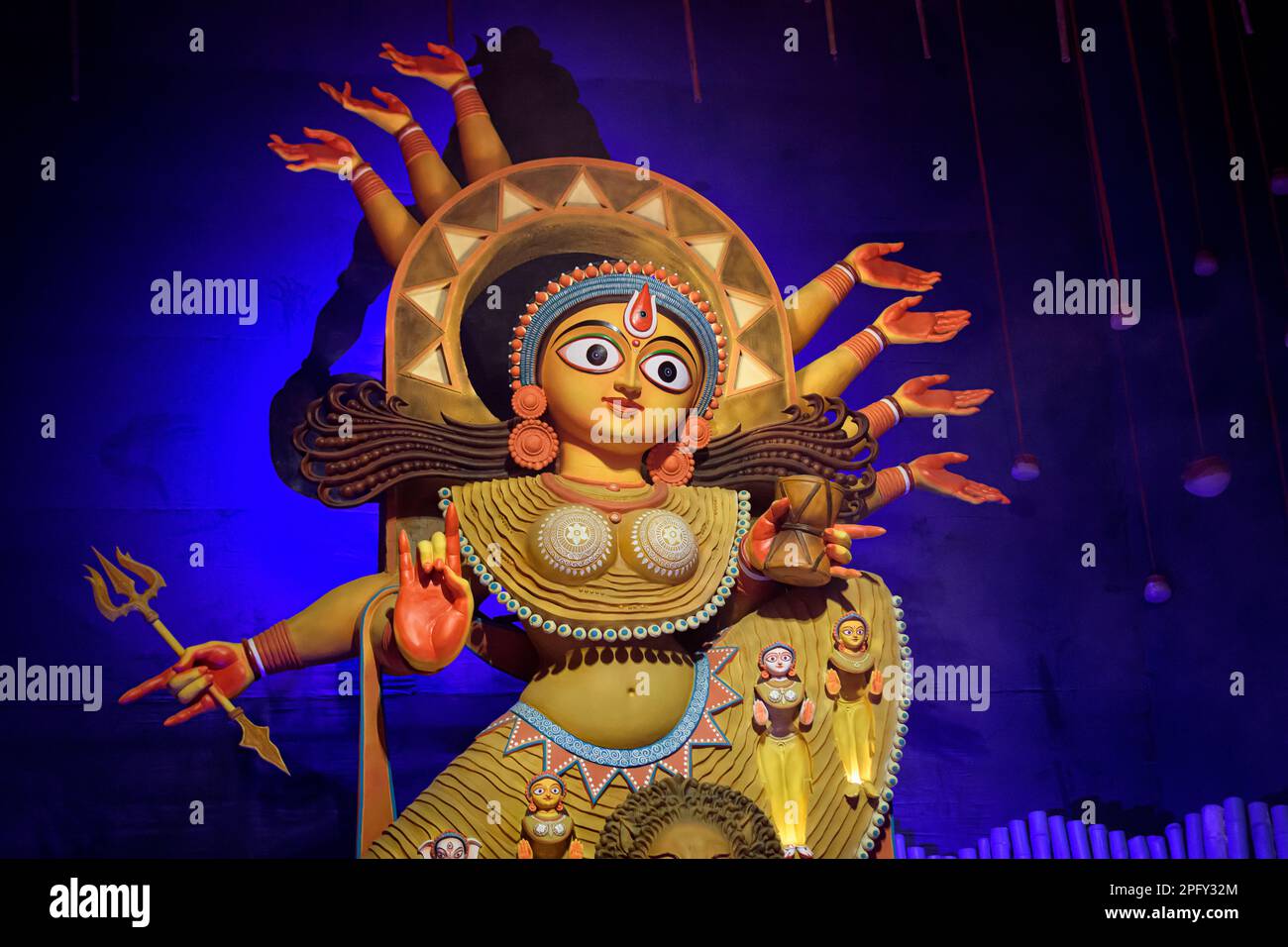 La dea deve Durga idol decorato ad un pandal di puja a Kolkata, Bengala ...
