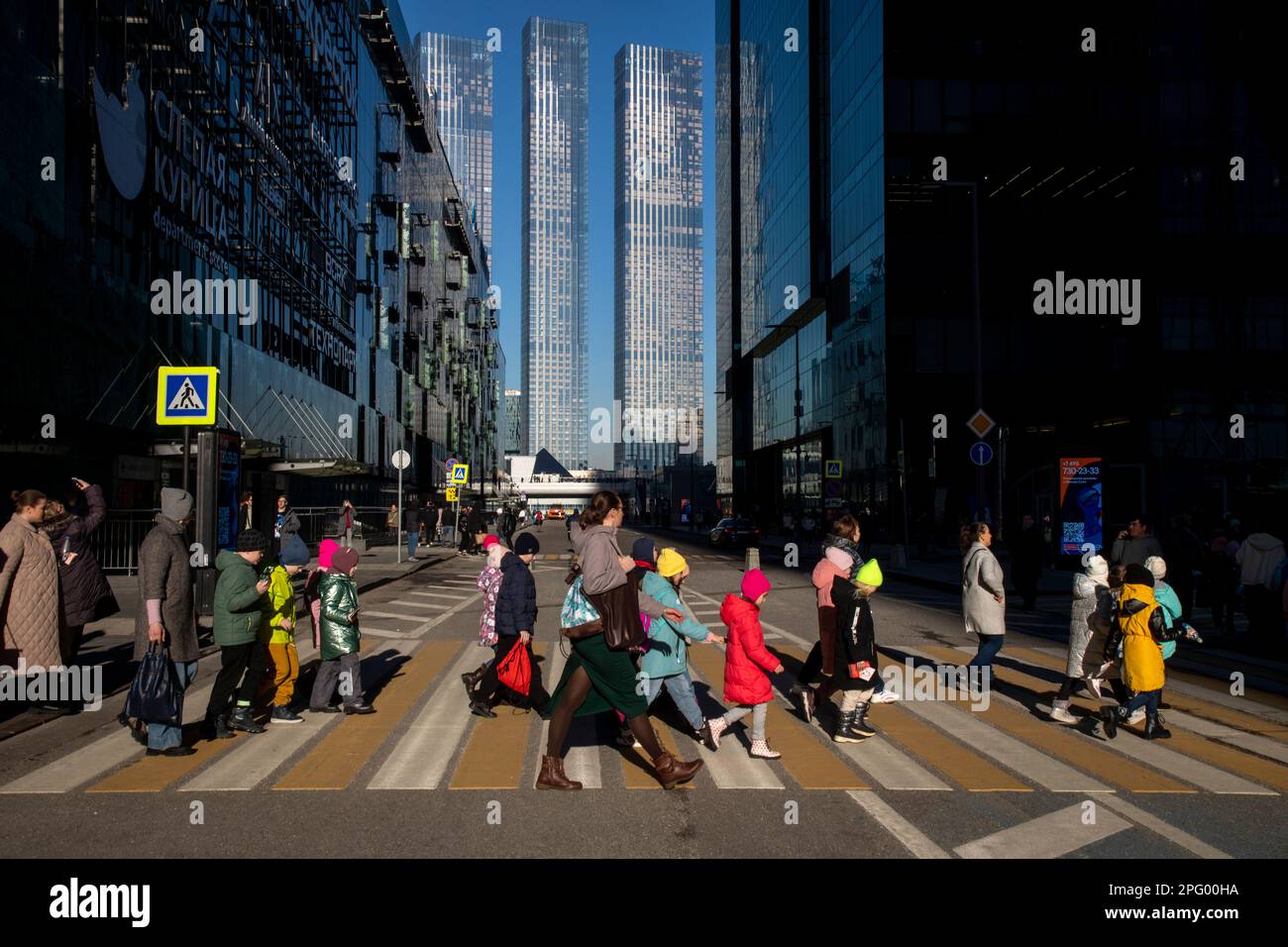 Mosca, Russia. 19th marzo 2023. La gente attraversa una strada in un ...