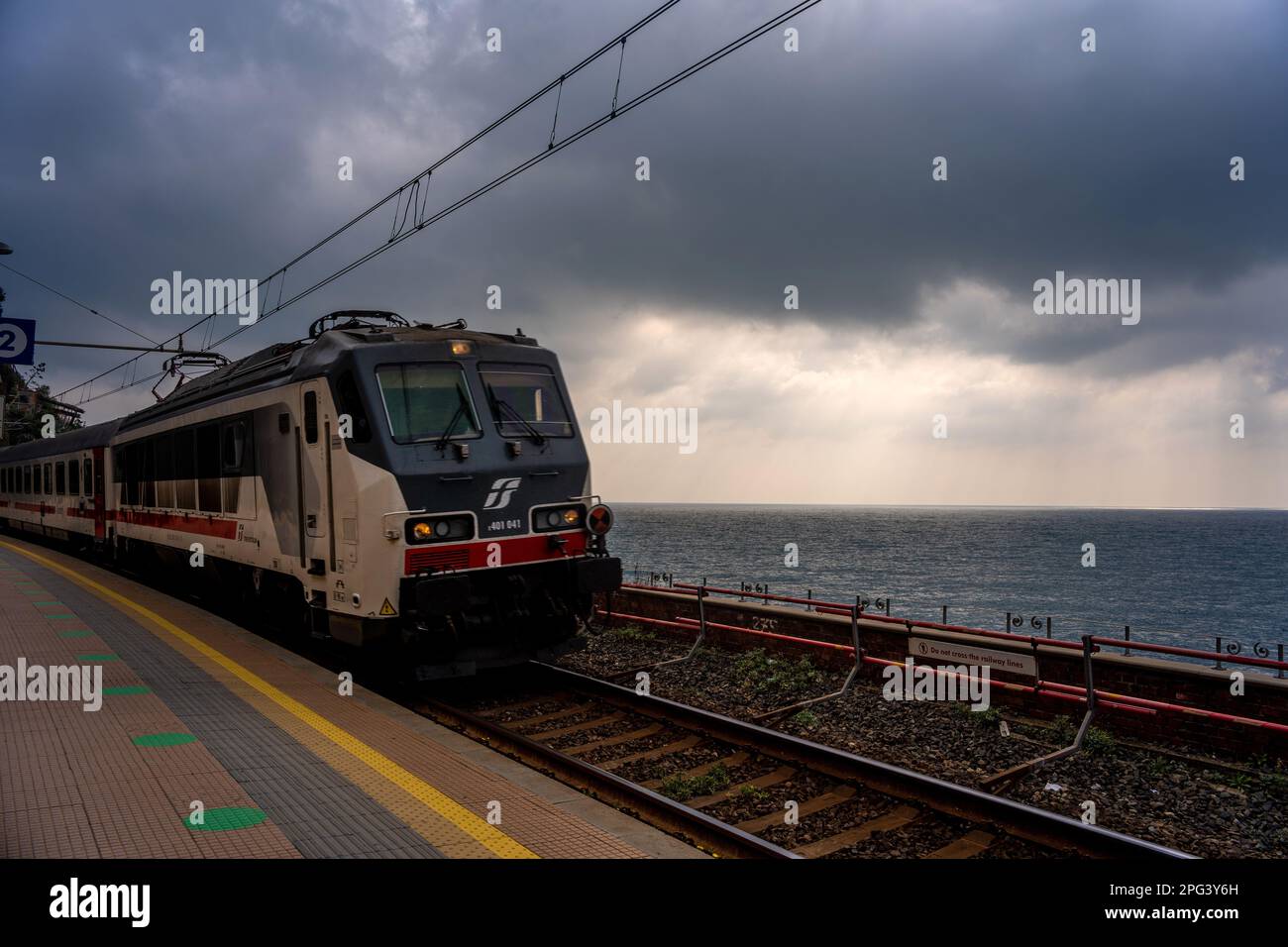 Carta del treno delle cinque terre immagini e fotografie stock ad alta ...