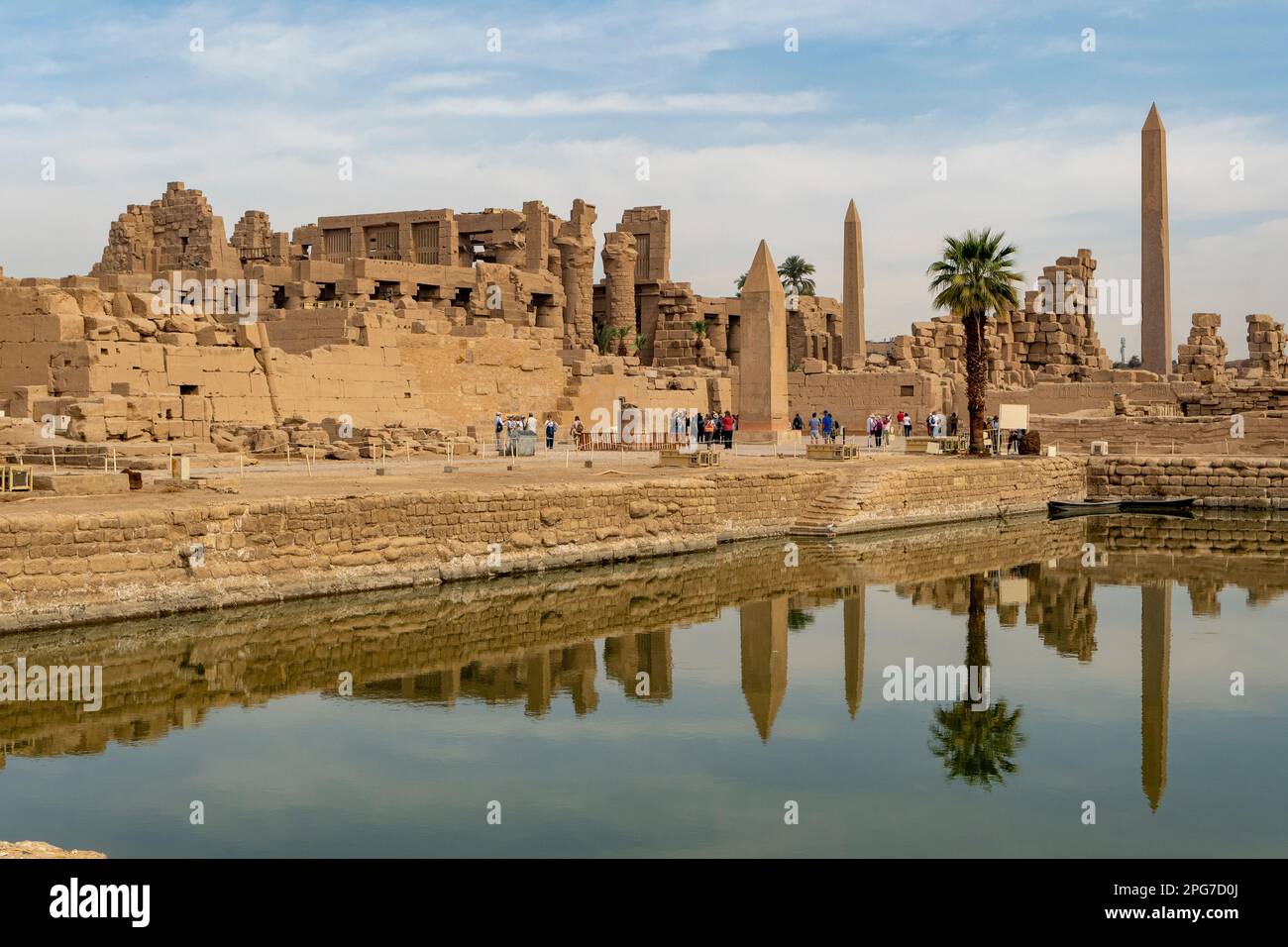 Gli Obelischi e il Lago Sacro al Tempio di Karnak, Luxor, Egitto Foto ...