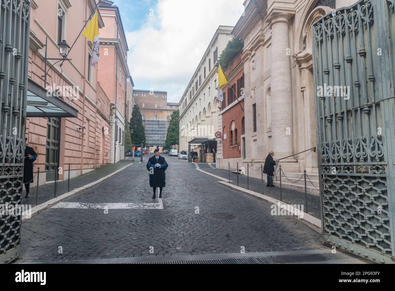 Città del Vaticano, Vaticano - 8 dicembre 2022: Porta di Sant'Anna ...