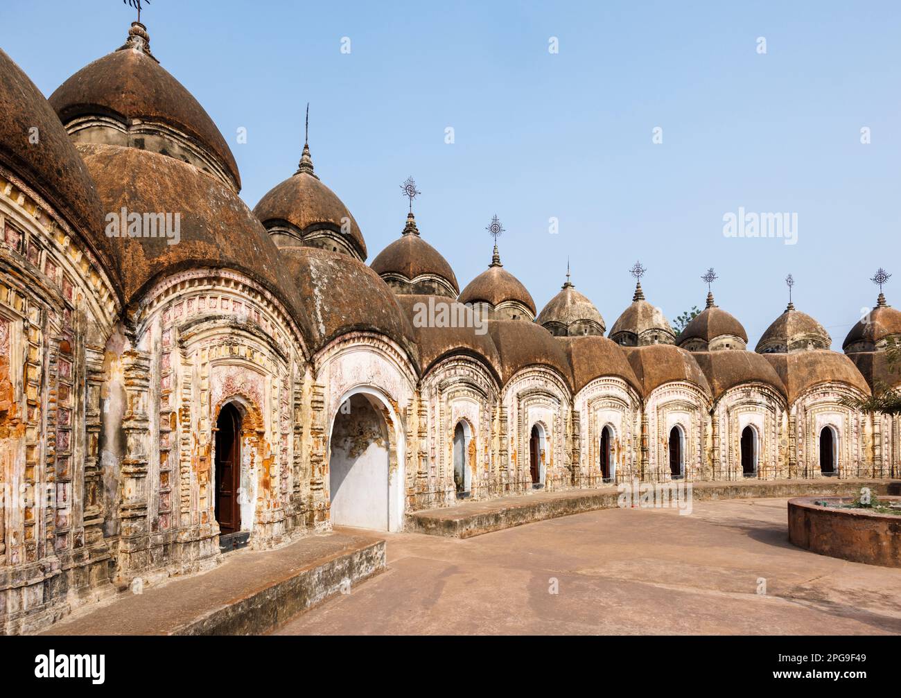 L'iconica circolare indù Nava Kailash o 108 Shiv Mandirs a Kalna o ...