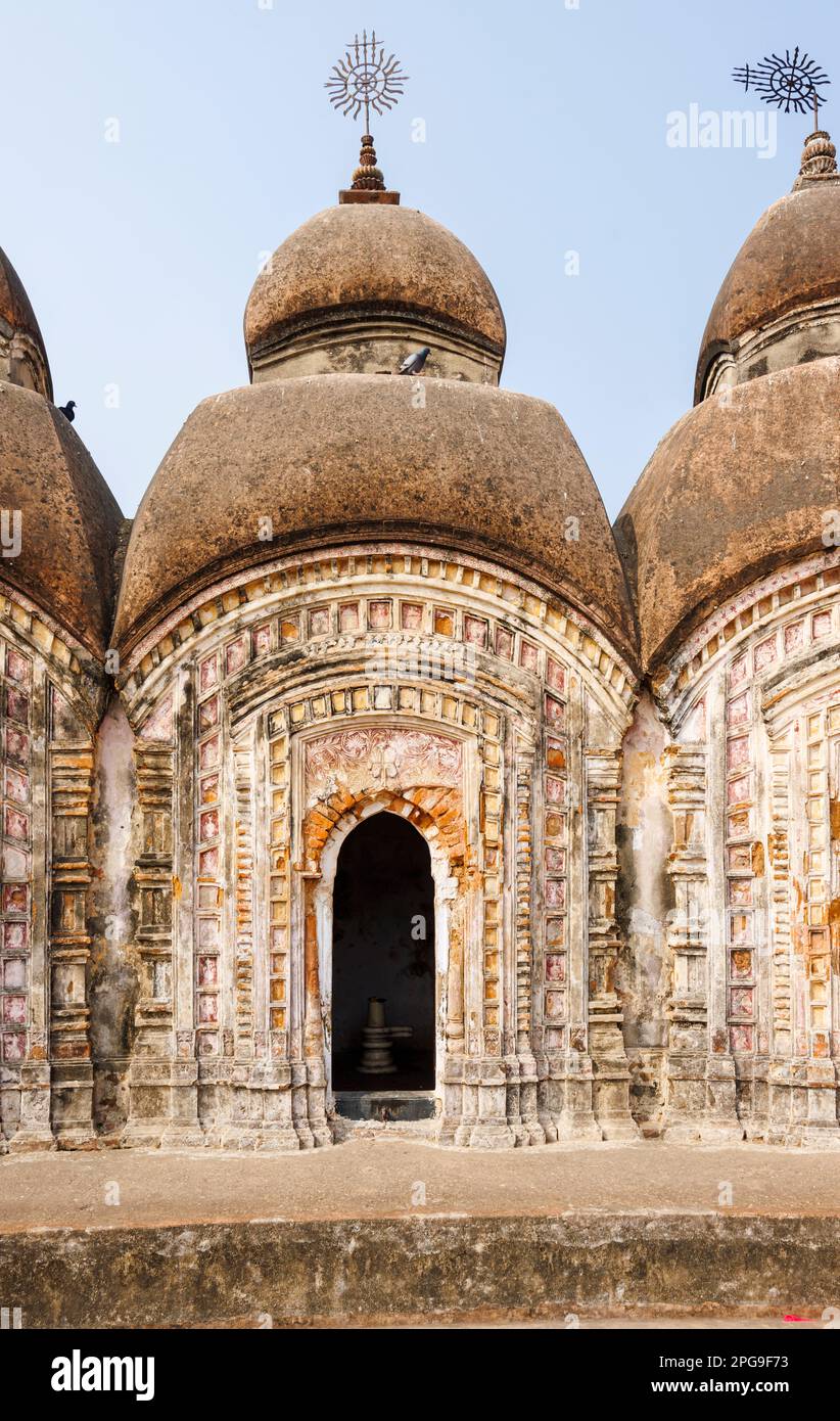 L'iconica circolare indù Nava Kailash o 108 Shiv Mandirs a Kalna o ...