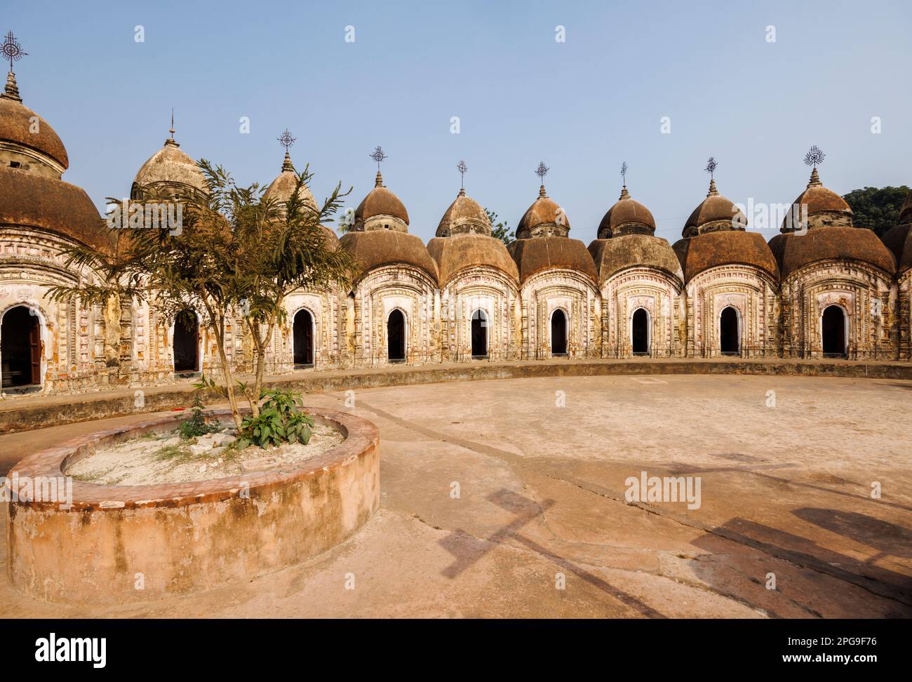 L'iconica circolare indù Nava Kailash o 108 Shiv Mandirs a Kalna o ...