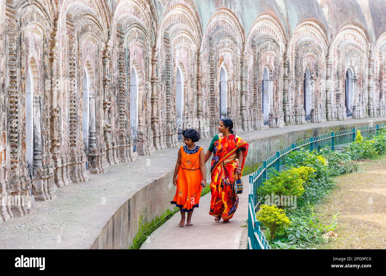 L'iconica circolare indù Nava Kailash o 108 Shiv Mandirs a Kalna o ...