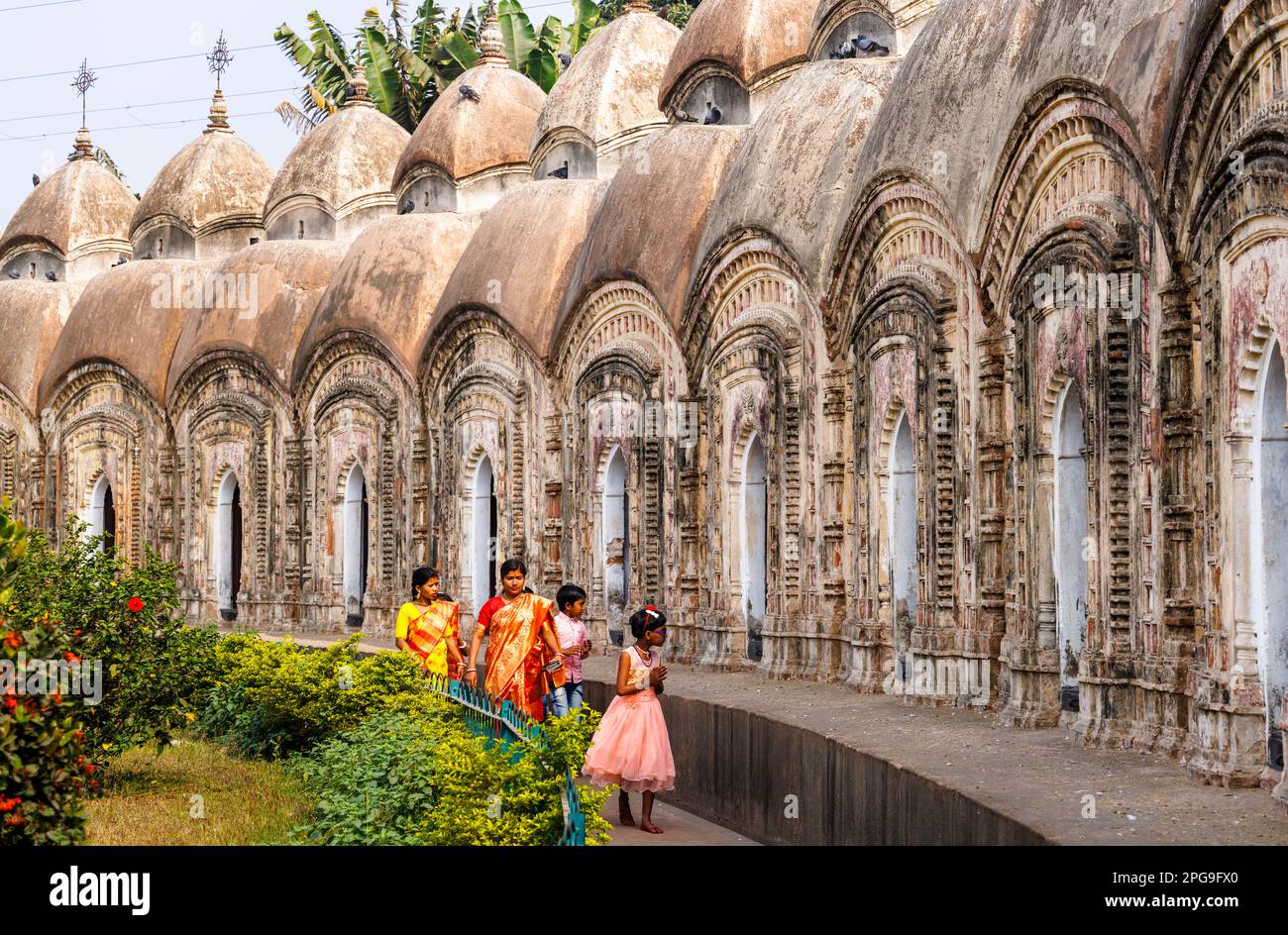 L'iconica circolare indù Nava Kailash o 108 Shiv Mandirs a Kalna o ...
