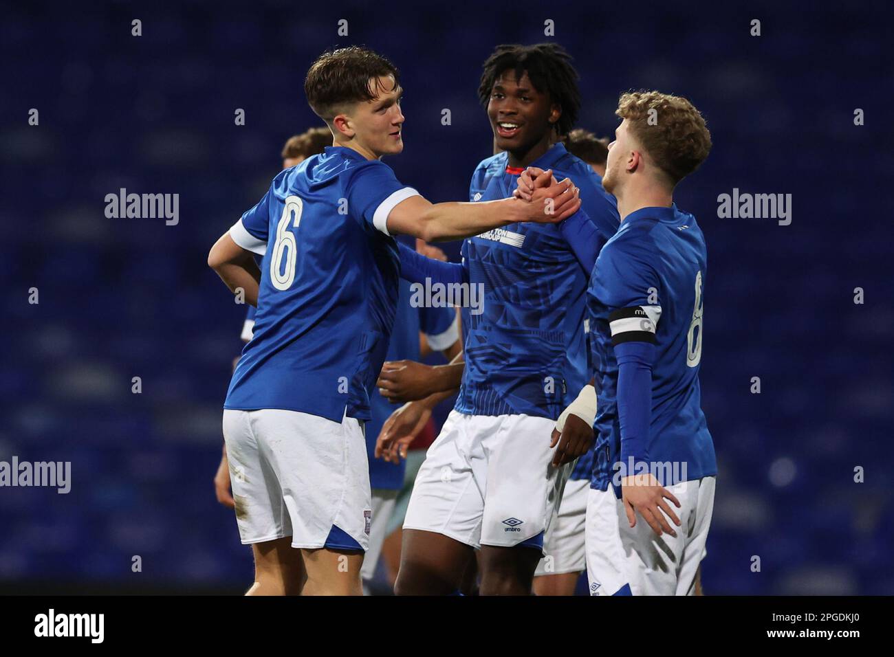 Finley Barbrook di Ipswich Town festeggia dopo aver toteggiato 1-0 ...