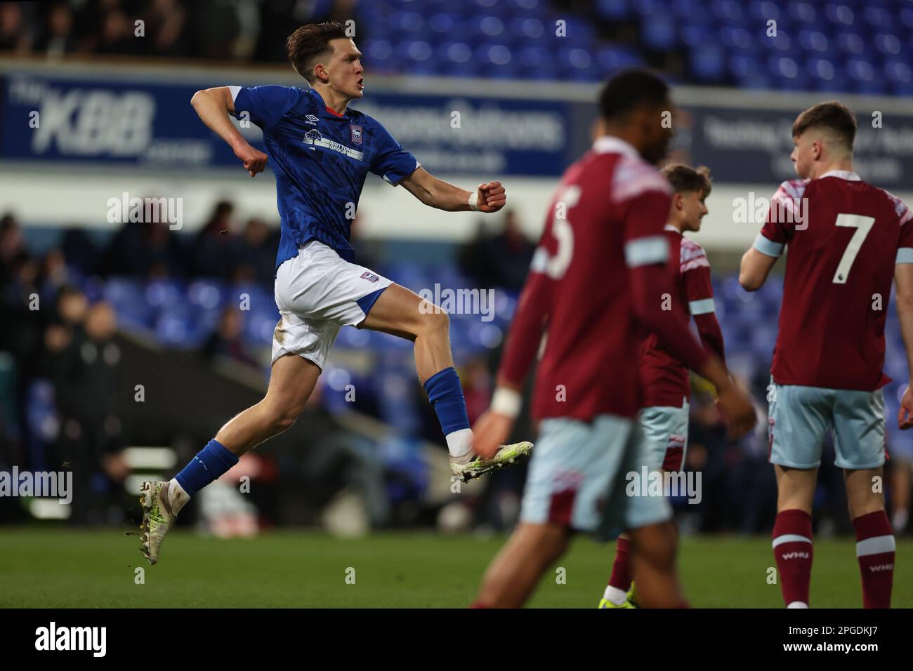 Finley Barbrook di Ipswich Town festeggia dopo aver toteggiato 1-0 ...