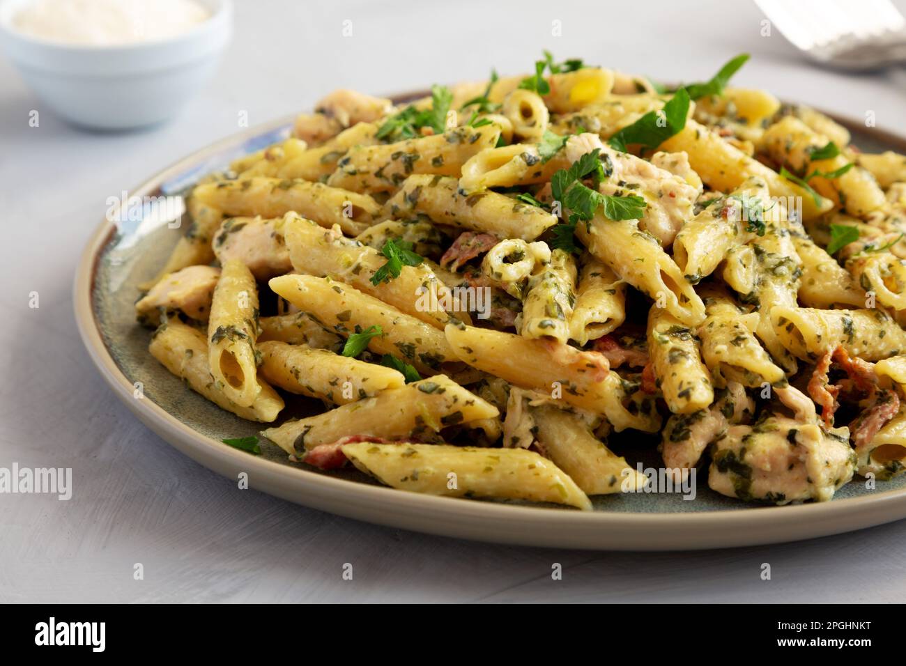 Pasta Alfredo con pancetta di spinaci di pollo in una padella fatta in ...