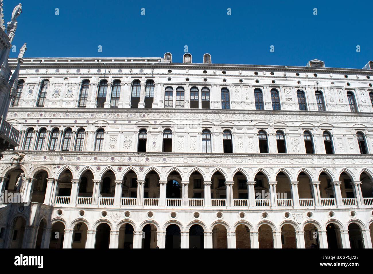 La facciata del Palazzo Ducale, costruita in stile gotico veneziano, uno dei principali punti di ...