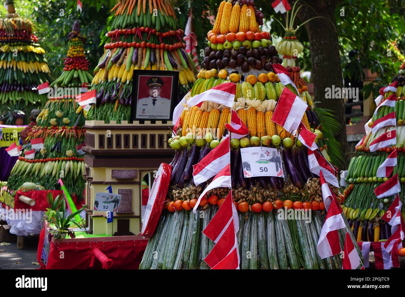 Tumpeng sayur dan buah sul rituale tradizionale. Tumpeng sayur dan buah ...