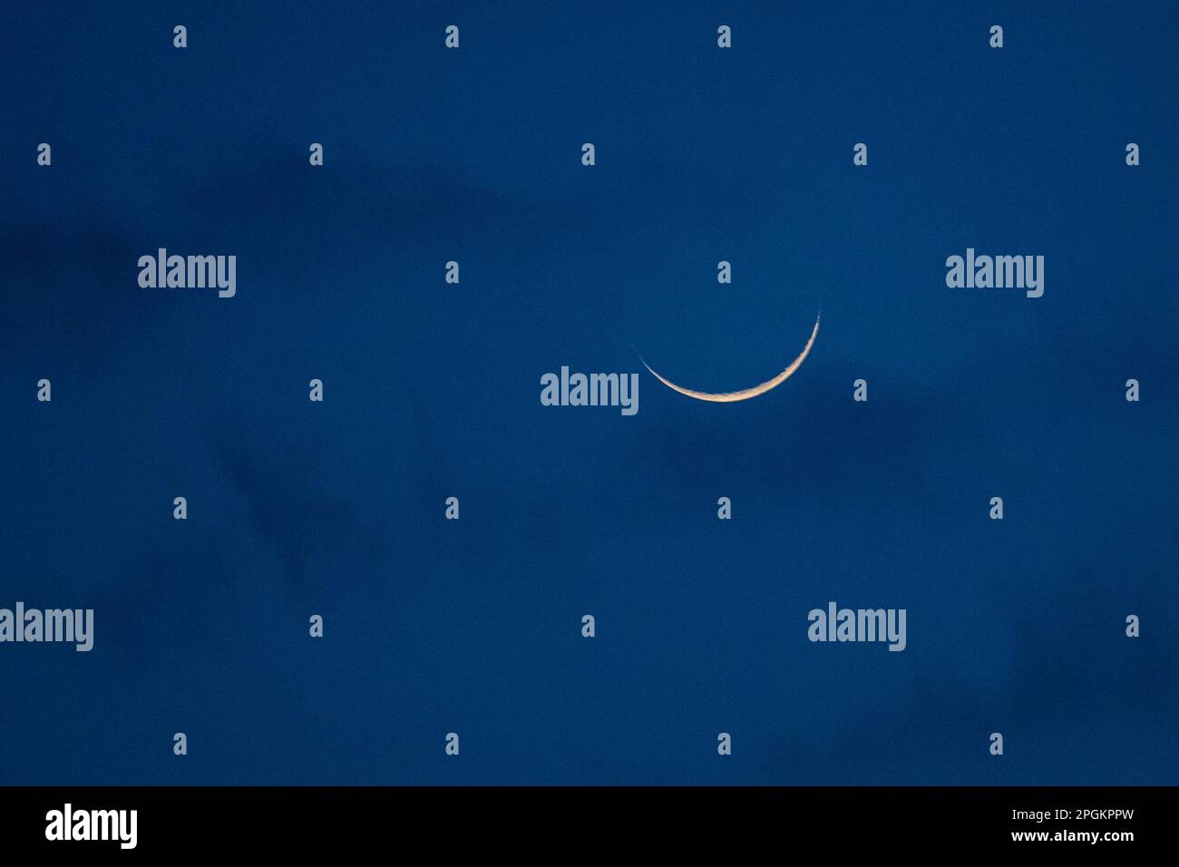 La luna crescente o la luna Ramadan sorge sopra il cielo il primo ...