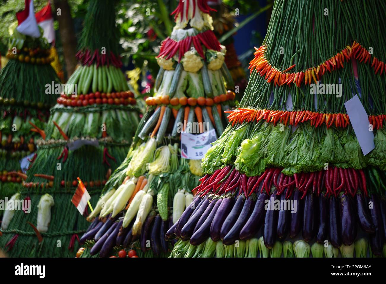 Tumpeng sayur dan buah sul rituale tradizionale. Tumpeng sayur dan buah ...