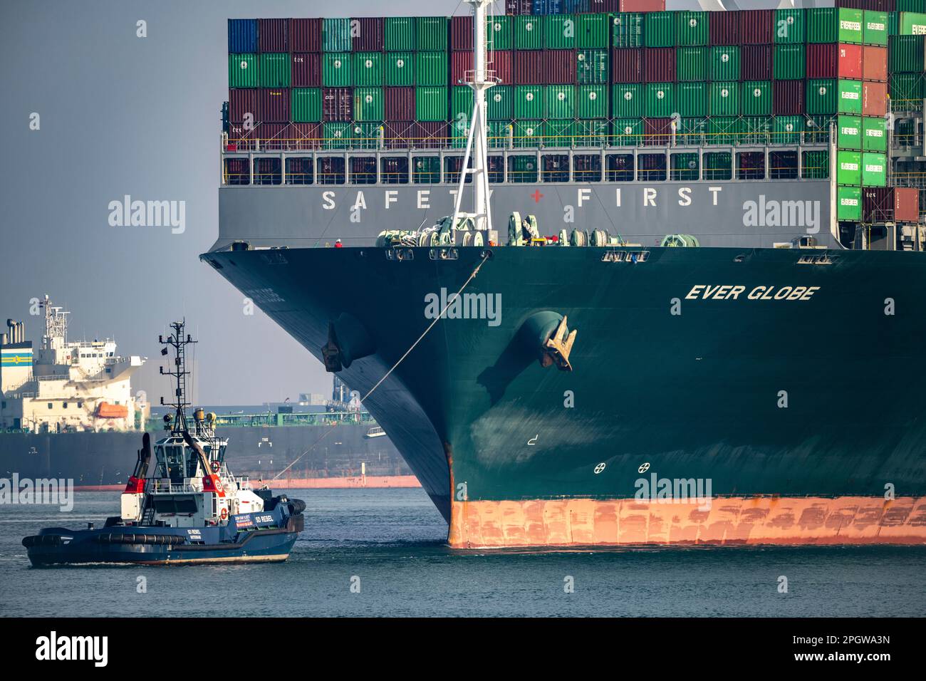 I rimorchiatori portano il container freighter Ever Globe al suo ...