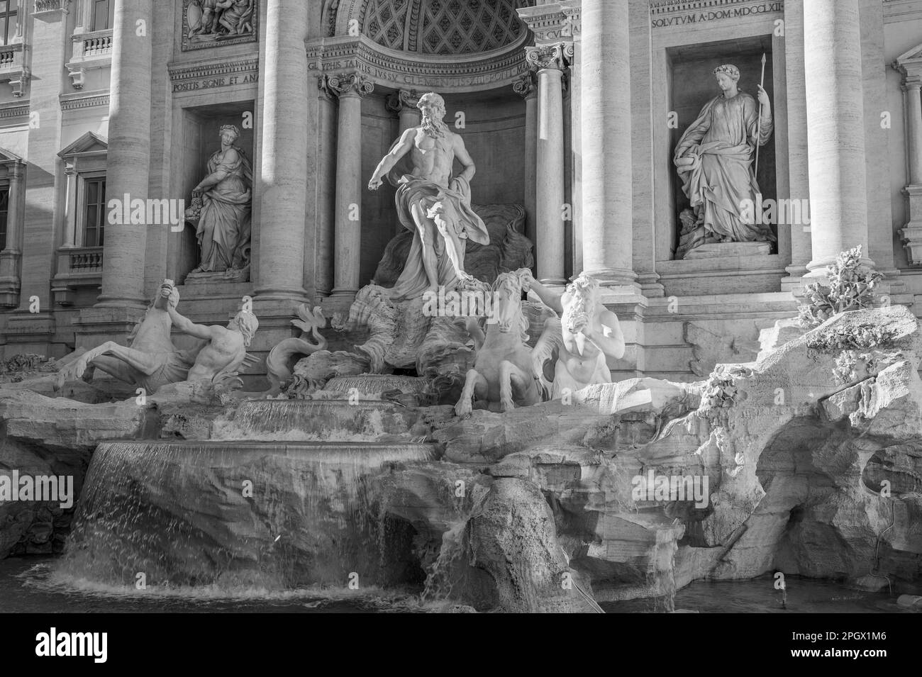 La Fontana di Trevi è la più grande delle famose fontane di Roma ...