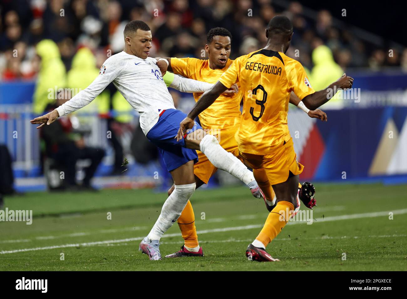 SAINT-DENIS - (lr) Kylian Mbappe di Francia, Jurrien Timber di Olanda ...