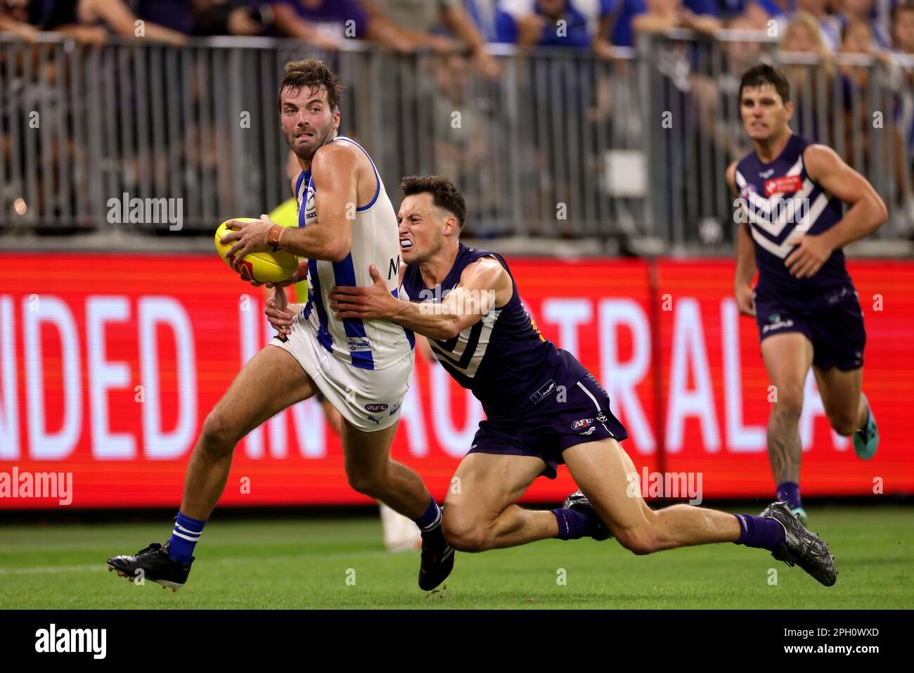 Luke McDonald dei canguri è affrontato da Ethan Hughes dei Dockers ...