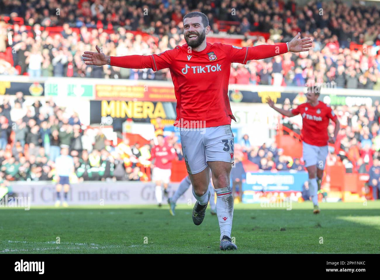 Elliot Lee #38 di Wrexham celebra il suo obiettivo di renderlo 3-0 ...
