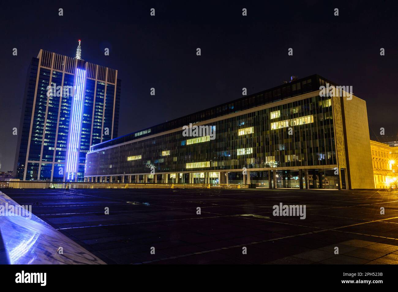 Pres de la Place du Congres, vue de nuit sur la cite administrative qui ...
