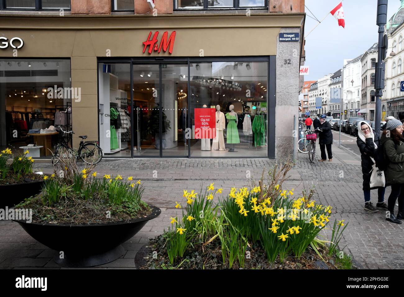 Copenaghen /Danimarca/26 marzo 2023/Negozio svedese H&M sullo strobeget ...