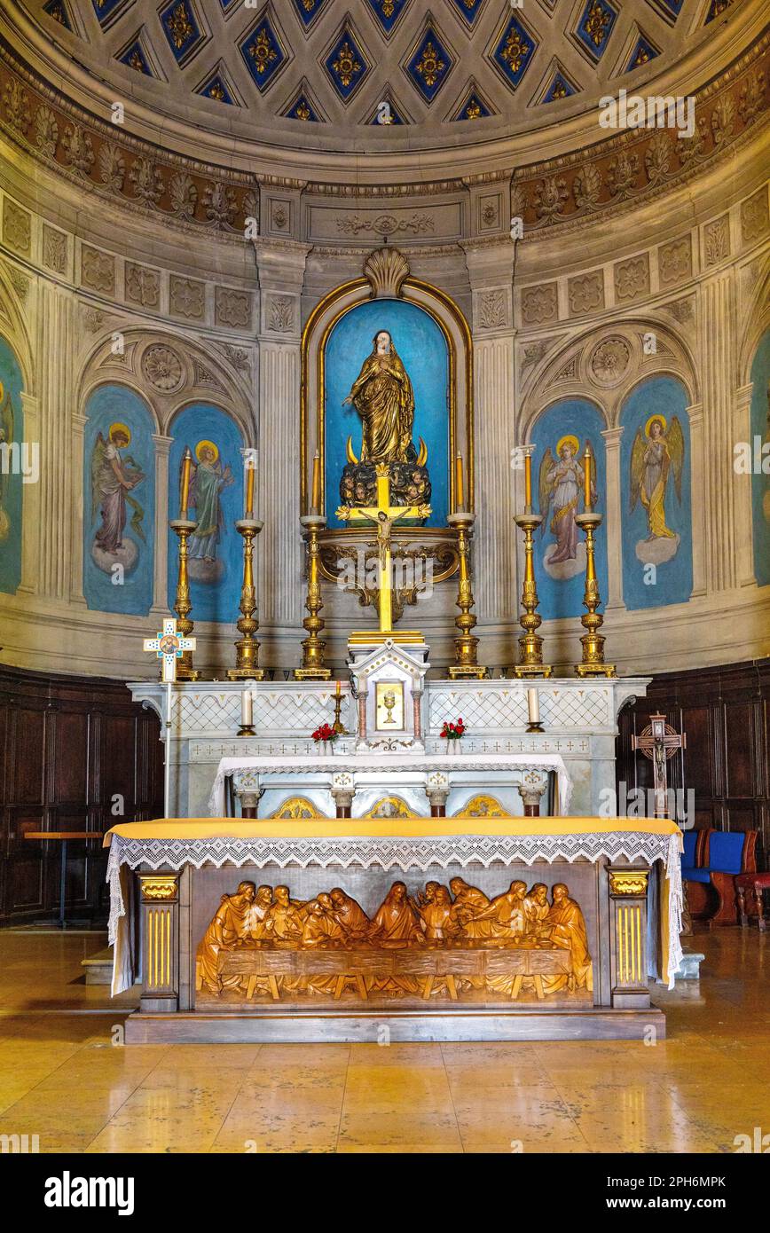 Nizza, Francia - 5 agosto 2022: Navata principale e altare di nostra ...