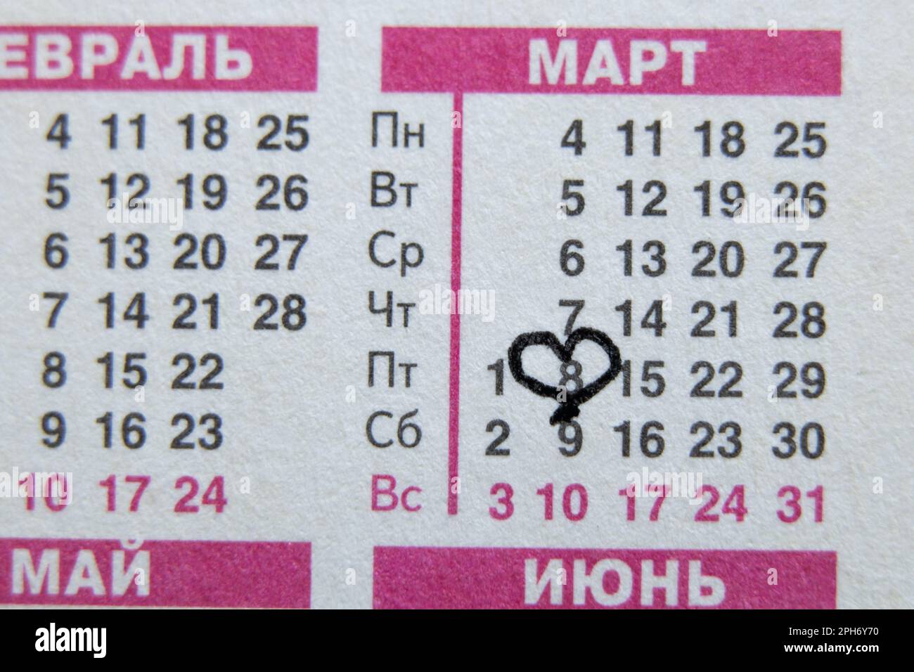 Calendario stampato russo con cerchiato marzo 8 come sfondo sul foglio ...