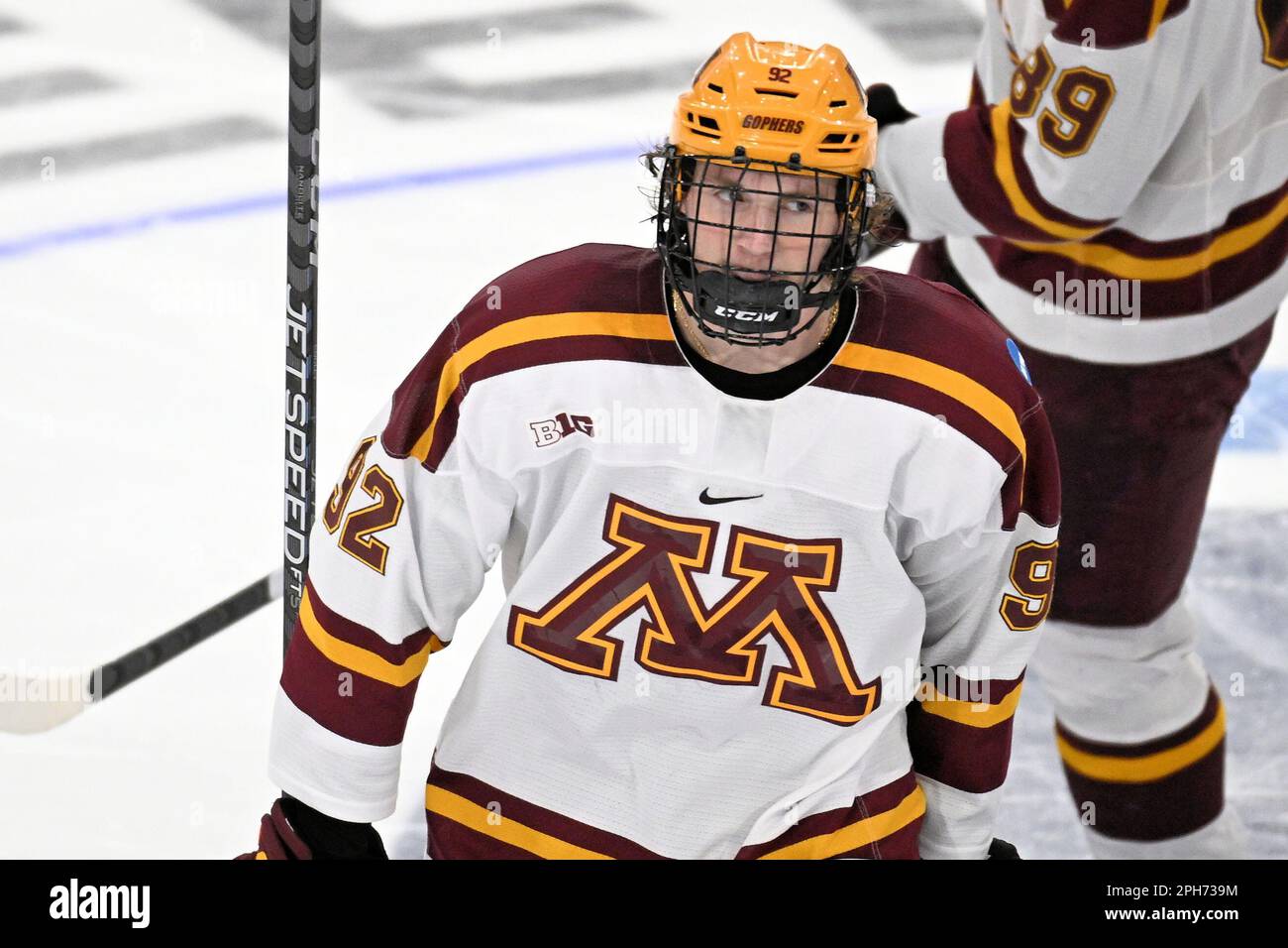 I Minnesota Gophers Forward Logan Cooley (92) pattina fuori dal ...