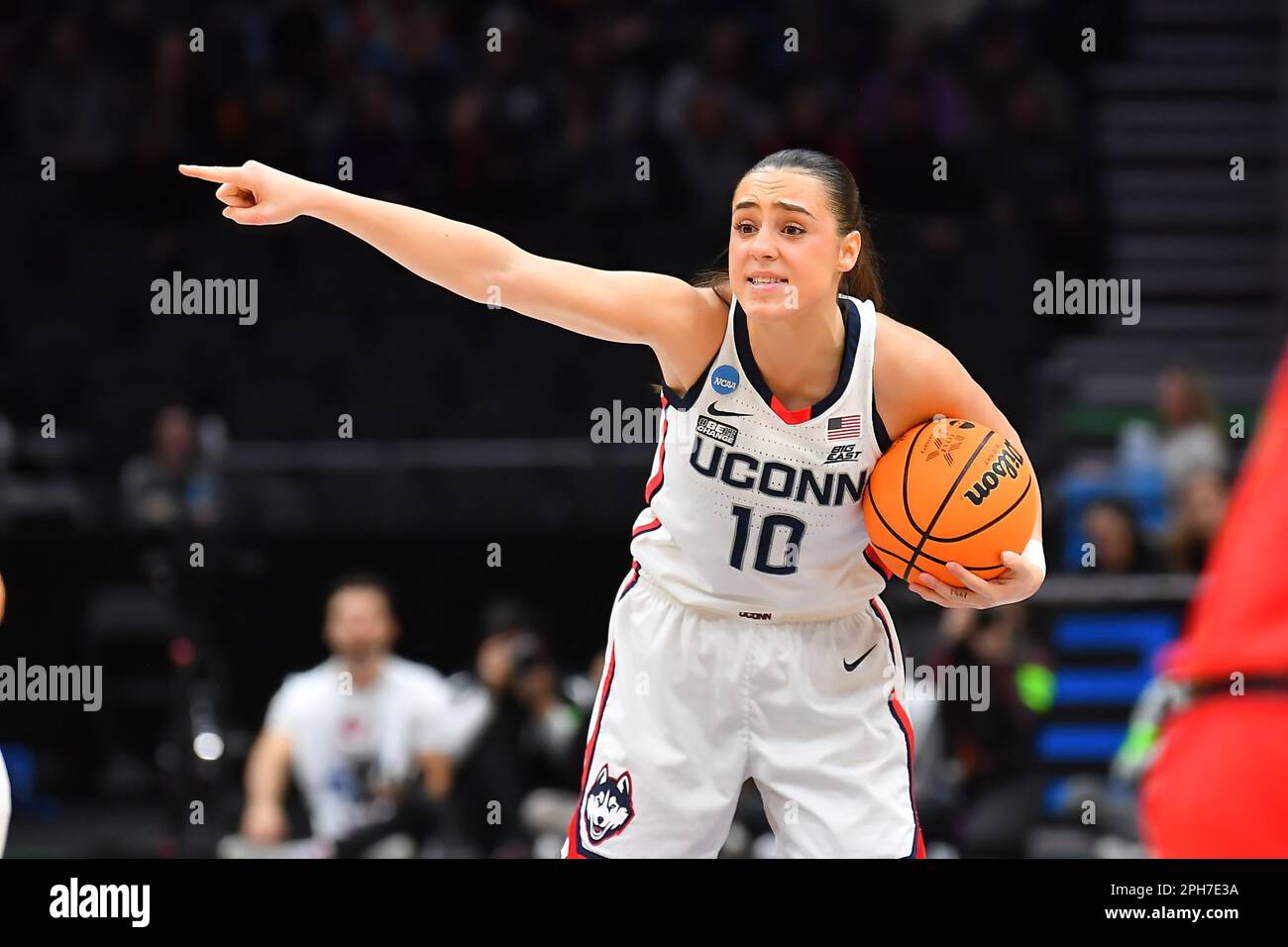 25 marzo 2023: La guardia di UConn Huskies Nika Muhl (10) dirige l ...