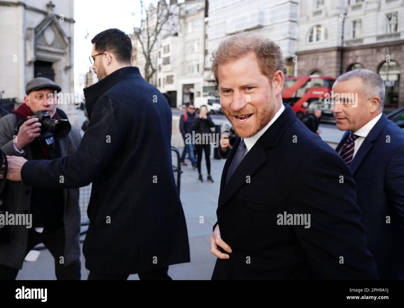Il Duca di Sussex (centro) arriva alle Corti reali di giustizia, nel ...
