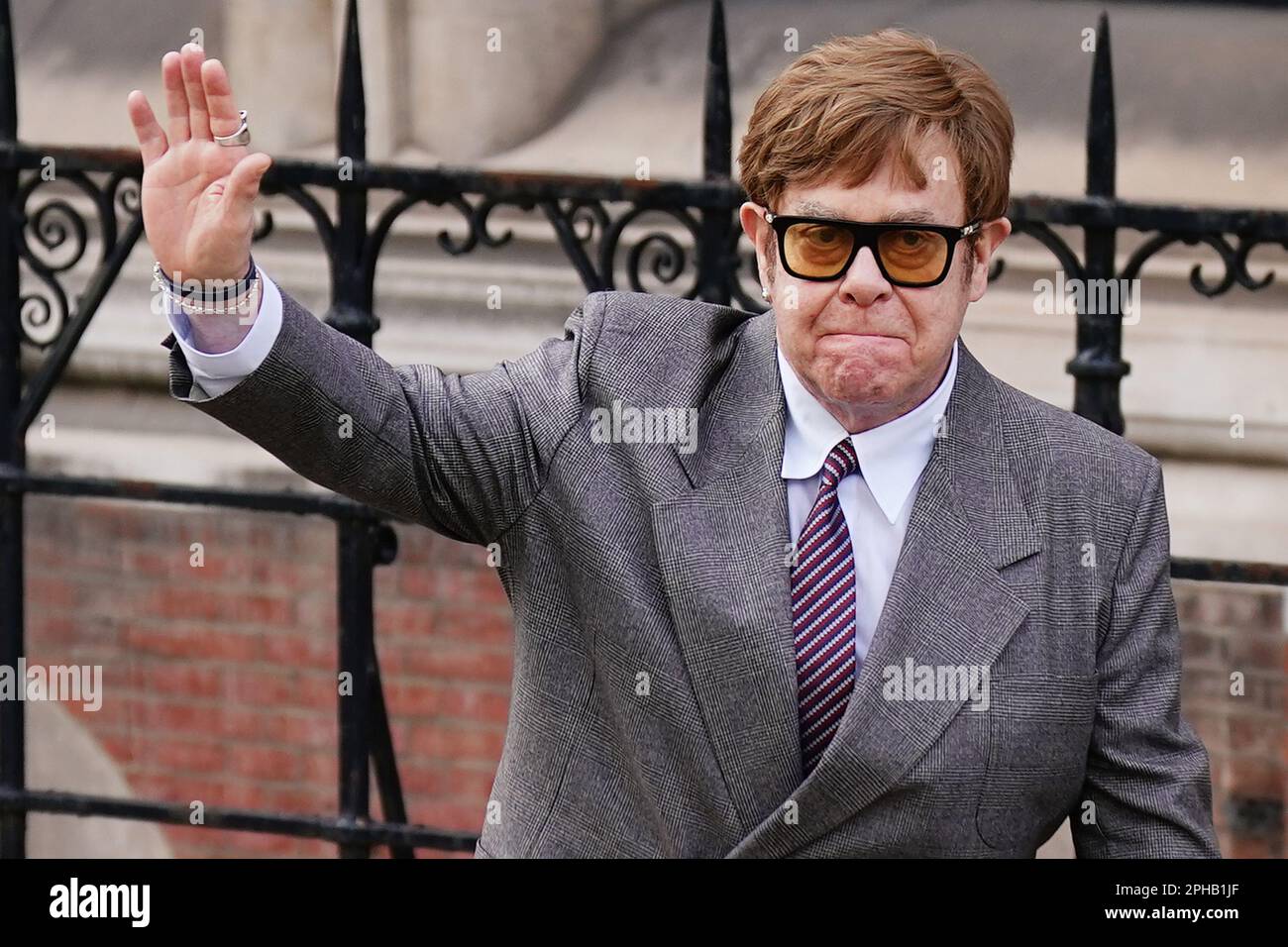 Sir Elton John lascia la Royal Courts of Justice, nel centro di Londra ...