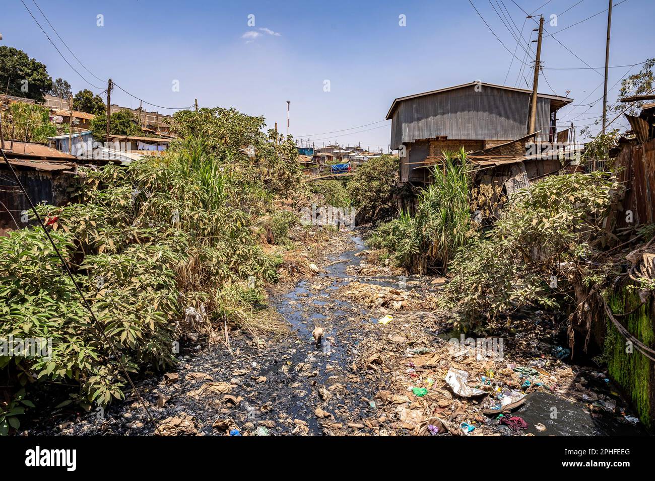 Vista di un fiume inquinato che passa attraverso lo slum di Kibera ...