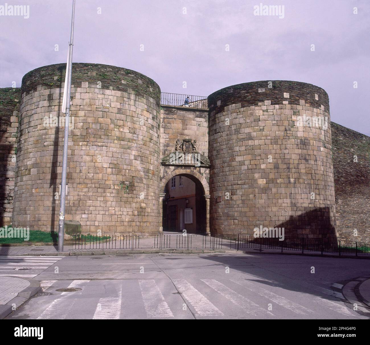 PUERTA DE SAN PEDRO TAMBIEN LLAMADA LA TOLEDANA EN LA MURALLA ROMANA ...