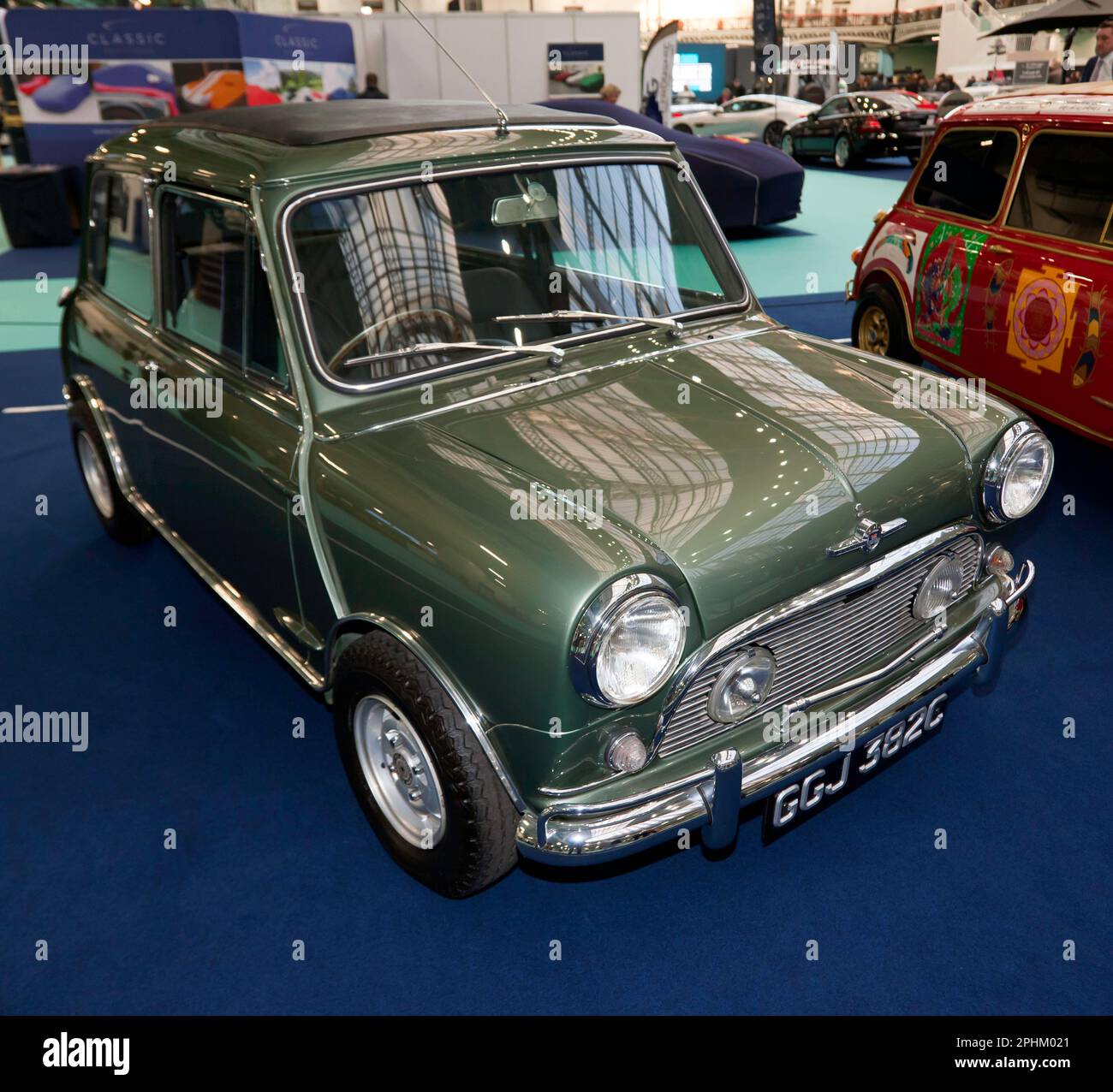 Mini cooper costruiti da pullman immagini e fotografie stock ad alta risoluzione - Alamy