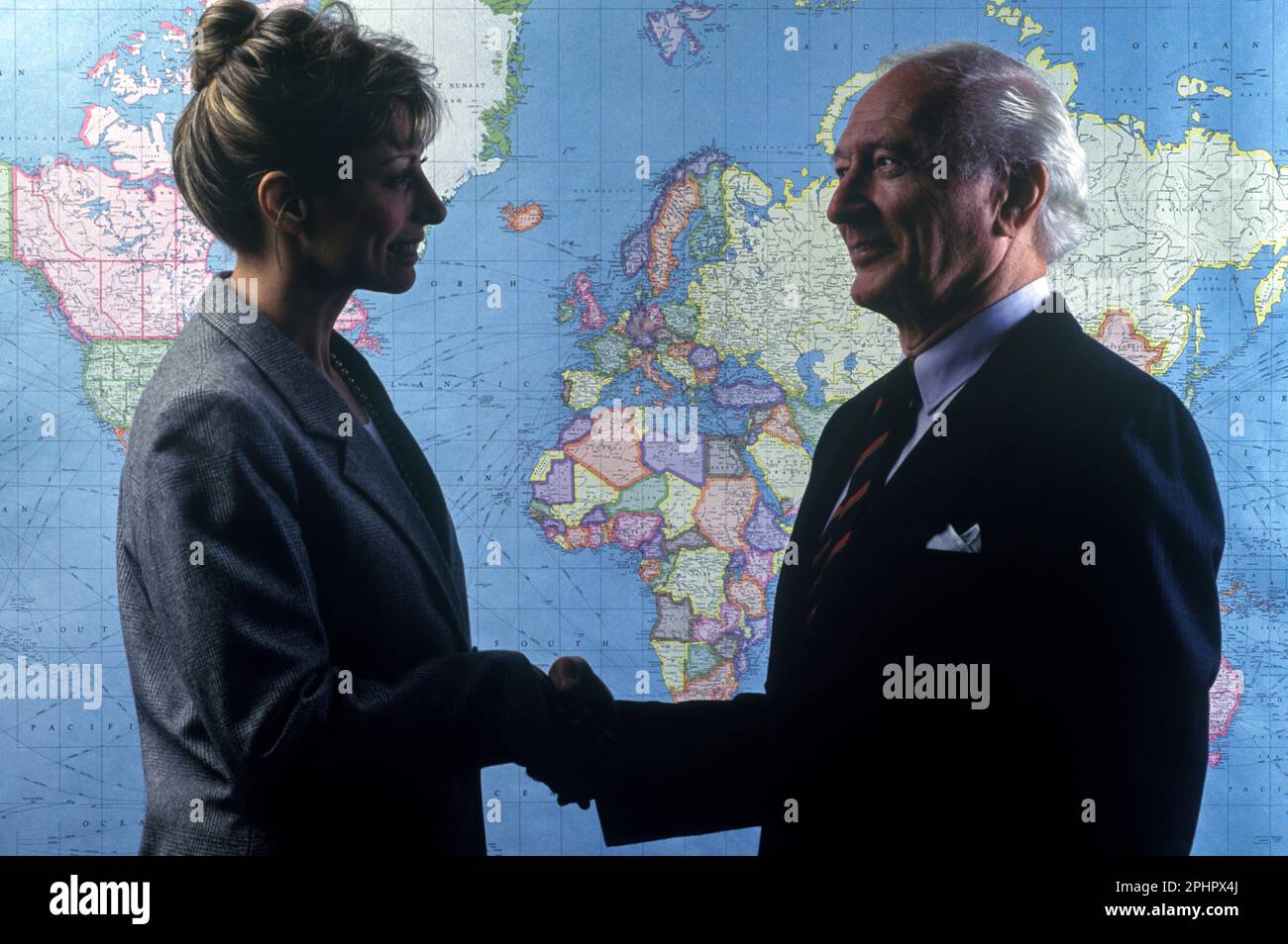 1990 STORICO SILHOUETTED OFFICE WORKERS HANDSHAKE ALLA MAPPA DEL MONDO ...
