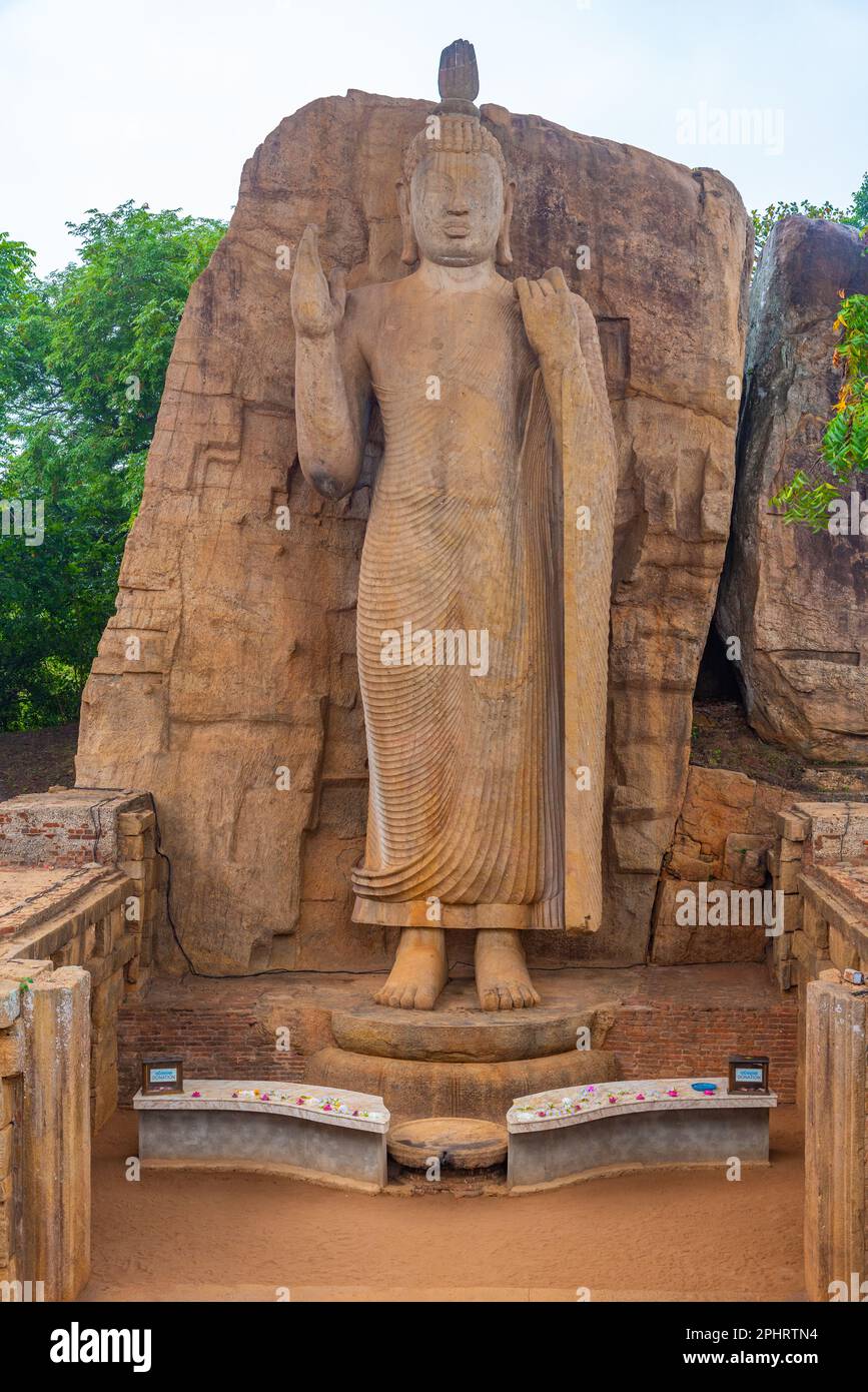 Sri lanka aukana buddha statue immagini e fotografie stock ad alta ...