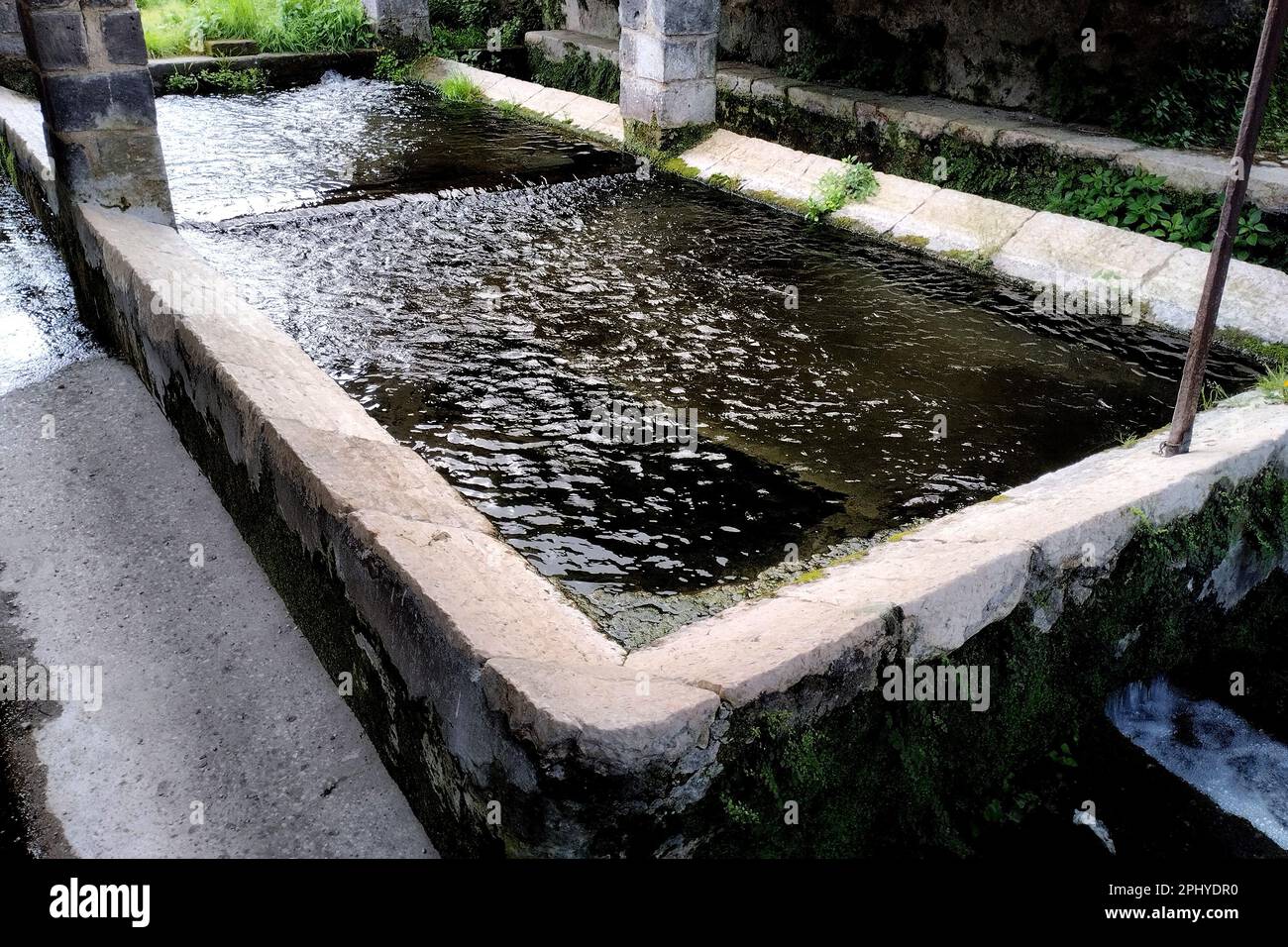 Antico lavatoio 'Reullo' costruito intorno al 1788, sorge tra le rovine ...