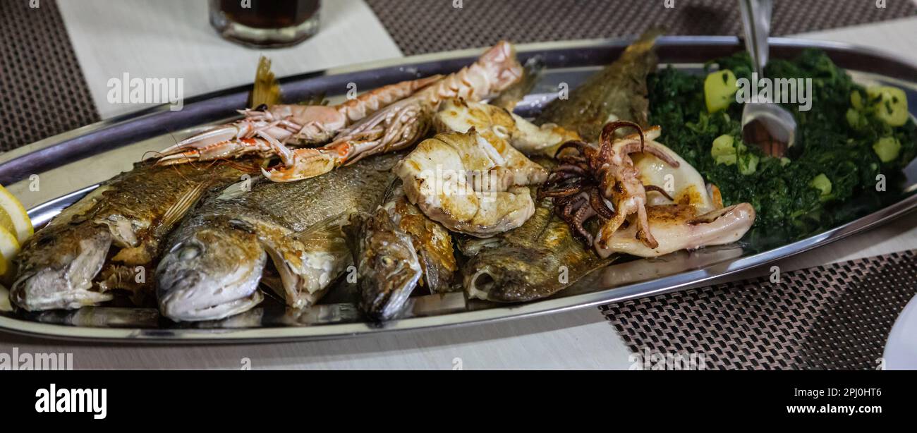 Fischrestaurant immagini e fotografie stock ad alta risoluzione - Alamy
