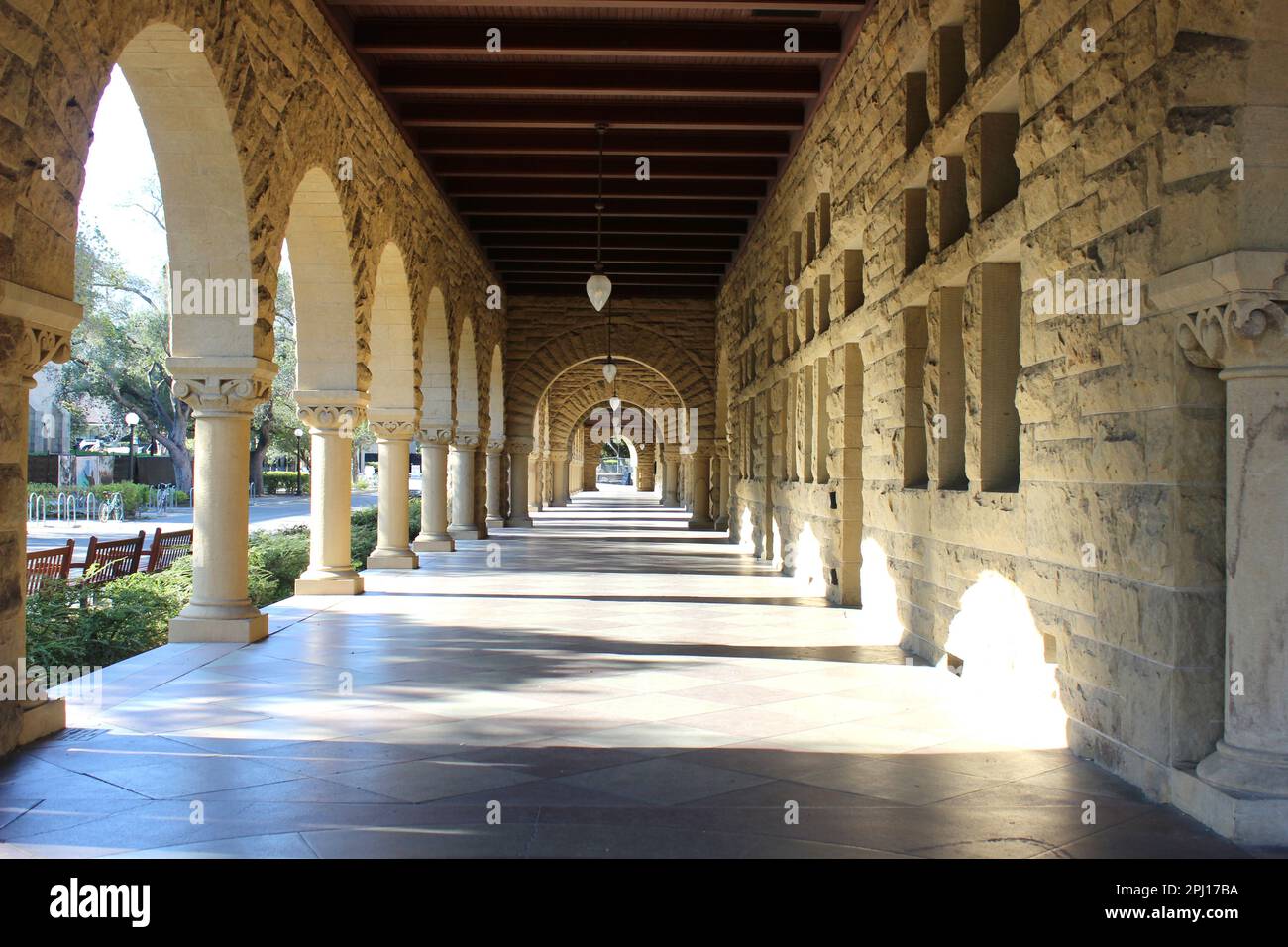 Romanesque arcade immagini e fotografie stock ad alta risoluzione - Alamy