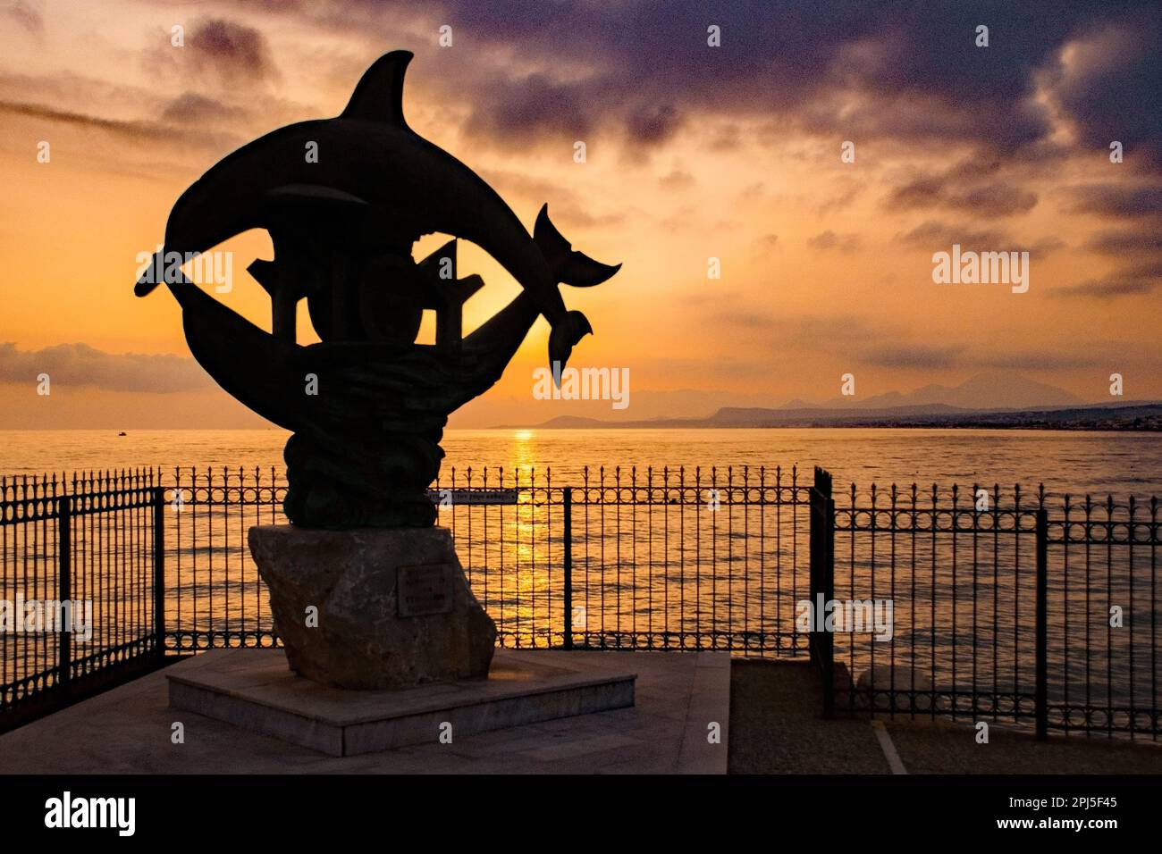 Due delfini statua storica rethimno marina immagini e fotografie stock ...