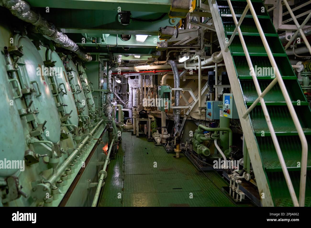Sala macchine della nave. Spazio del vano motore / scale industriali ...