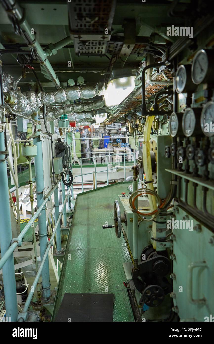 Sala macchine della nave. Spazio del vano motore / scale industriali per imbarcazioni ( nave ...