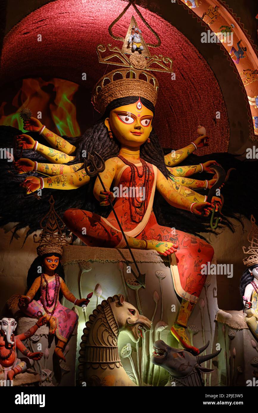 La dea deve Durga idol decorato ad un pandal di puja a Kolkata, Bengala ...