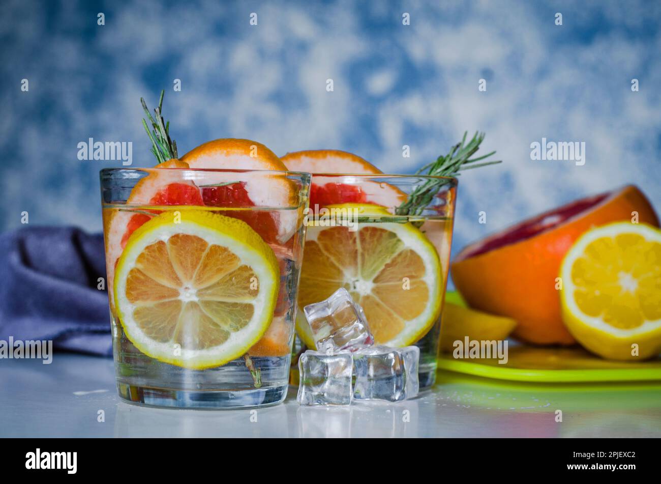 Bevanda rinfrescante al limone immagini e fotografie stock ad alta ...