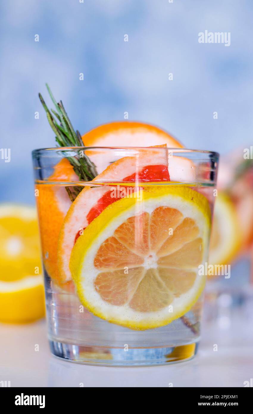 Bevanda rinfrescante al limone immagini e fotografie stock ad alta ...