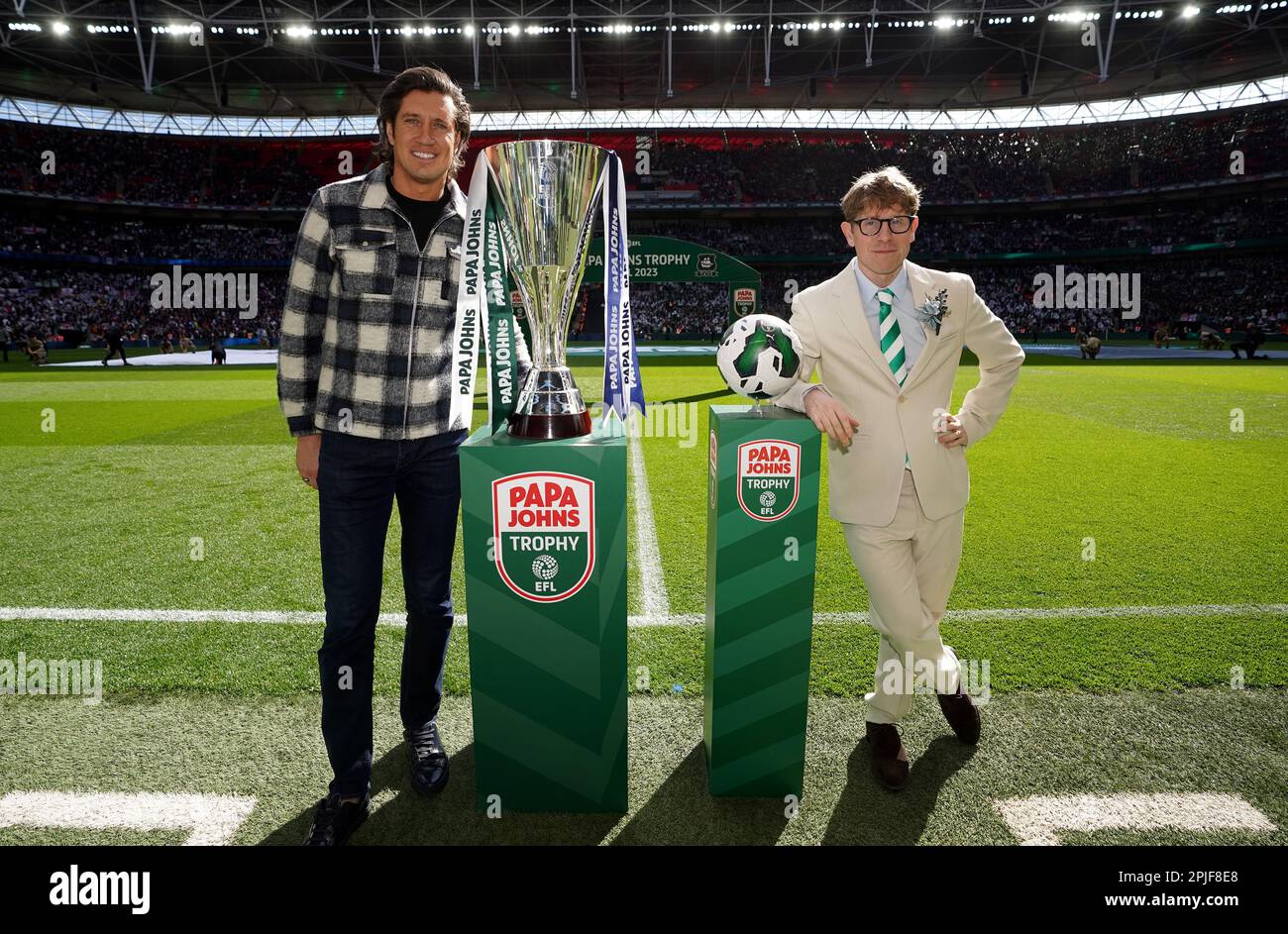 Vernon Kay in rappresentanza di Bolton Wanderers e Josh Widdicombe in ...